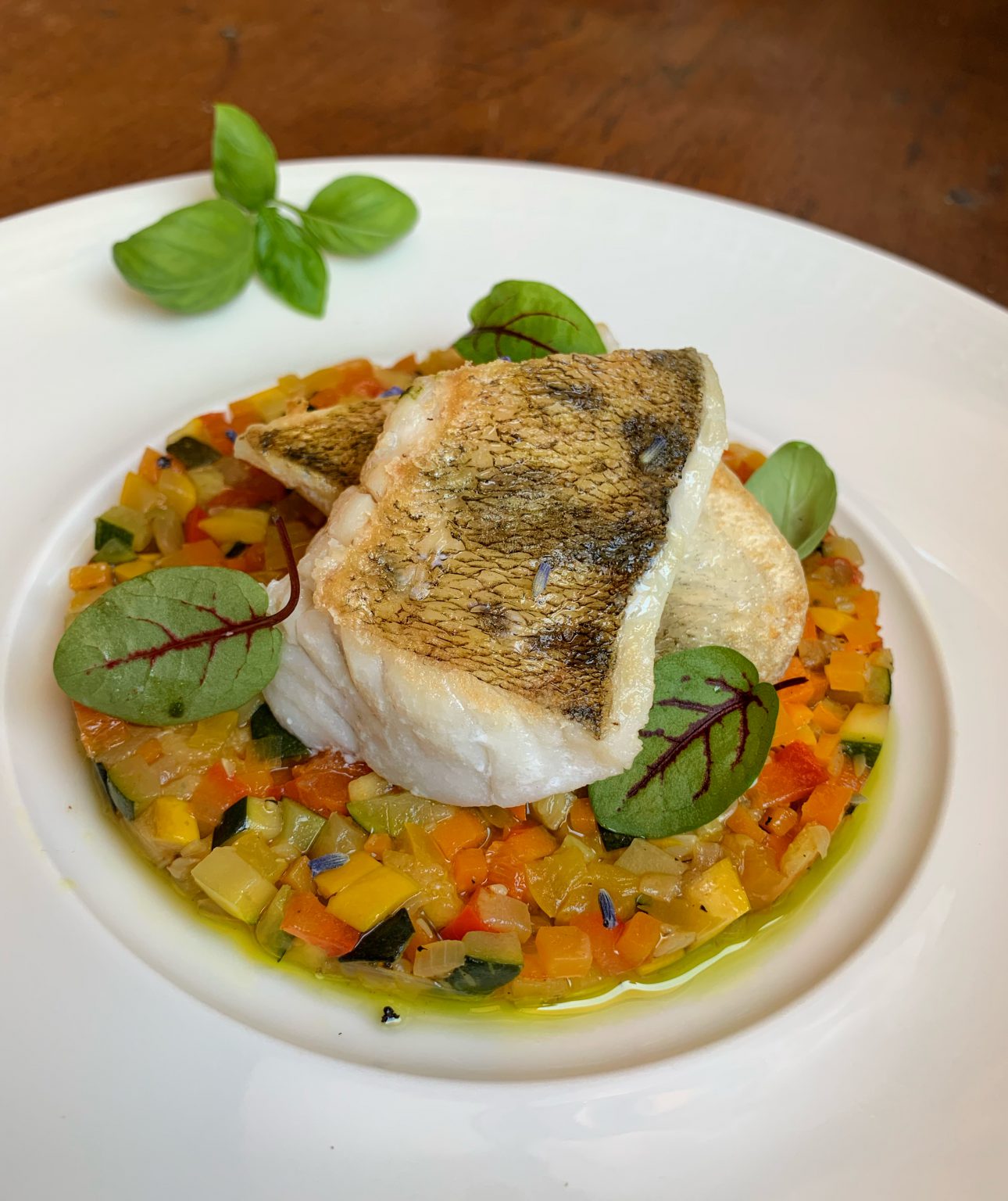 Frischer Fisch am Freitag: Zander auf Sommergemüse – Schmeck den Süden Frischer Fisch am Freitag: Zander auf Sommergemüse – Schmeck den Süden